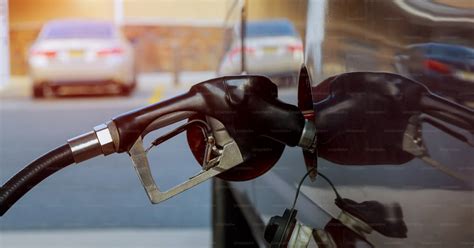 주유소의 자동차 급유 연료 펌핑 휘발유 서비스가 탱크에 가스를 채우고 있습니다 사진 Unsplash의 주유소 이미지