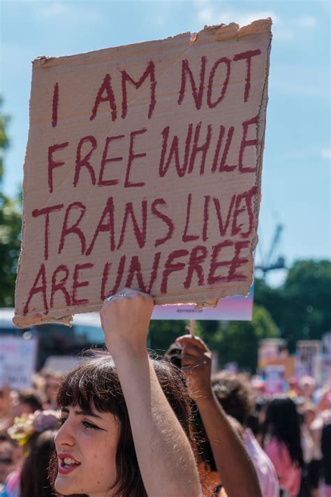 팻말을 들고 있는 사람 사진 Unsplash의 무료 런던 이미지