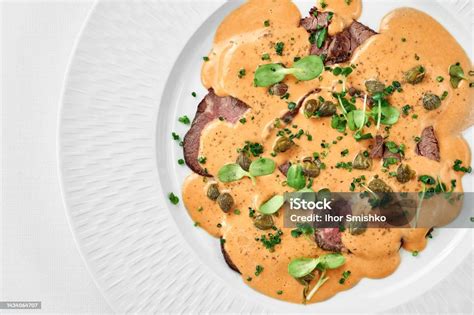흰 바탕에 흰색 접시에 소스를 곁들인 송아지 고기의 Vitello Tonnato 클로즈업 선택적 초점 고급 요리에 대한 스톡 사진 및 기타 이미지 Istock