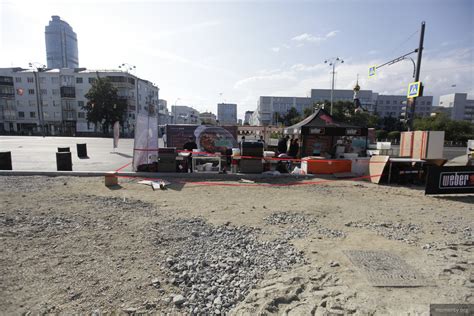 Перекопанные улицы не успели доделать ко Дню города — в центре Екатеринбурга настоящий пляж