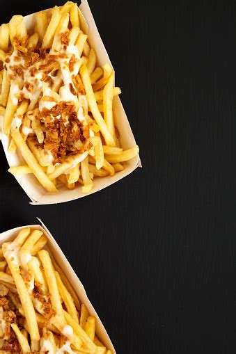 검은 탁자 위에 있는 종이 상자에 치즈 소스와 양파를 곁들인 감자 튀김 평평한 평신도 위에서 오버 헤드 공간을 복사합니다 0명에 대한 스톡 사진 및 기타 이미지 Istock