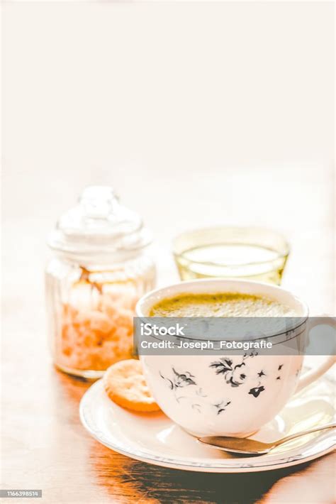 녹차 말차 간장 라떼에 갈색 설탕과 물 한 잔이 있는 차이나 컵 0명에 대한 스톡 사진 및 기타 이미지 0명 녹차 라떼