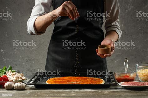 콘크리트 벽의 배경에서 피자를 요리 후 피자 양념을 추가 하는 유니폼에 요리사 기술에 대한 스톡 사진 및 기타 이미지 기술 만들기 밀가루 Istock