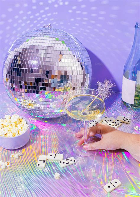 물 한 잔을 들고 있는 손 사진 Unsplash의 잔 이미지