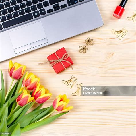 노트북 랩톱 데코 및 액세서리 평면도 복사 공간을 갖춘 여성 사무실 책상 0명에 대한 스톡 사진 및 기타 이미지 0명 개인 장식품 검은색 Istock