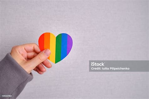 여성의 손에 종이에서 무지개 마음 Lgbt 플래그 6 월 Lgbtqia 프라이드 의 달 레즈비언 게이 양성애자 트랜스젠더 남녀 평등 인권과 관용 레인보우 플래그 6월에 대한