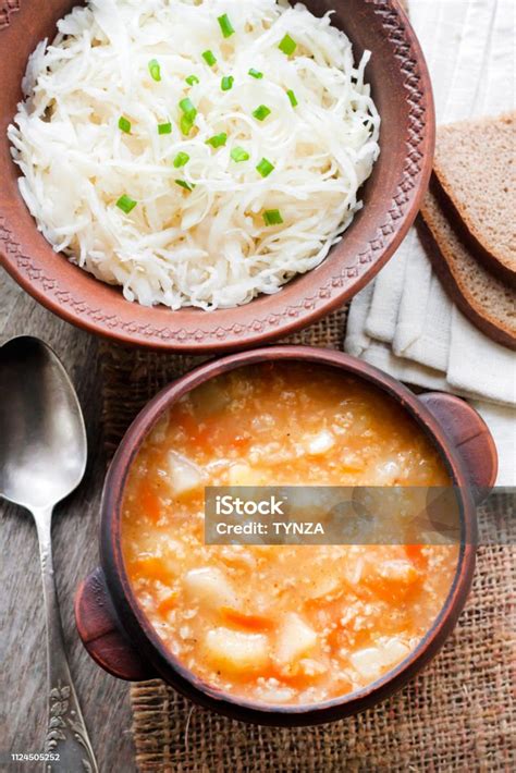 Kapustnyak소금에 절인 양배추 기장 및 고기 전통적인 우크라이나 겨울 수프 0명에 대한 스톡 사진 및 기타 이미지 0