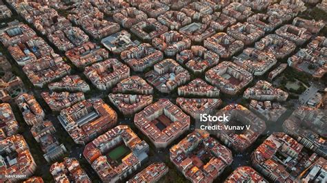 바르셀로나 도시 스카이 라인 공중 전망 일출에 Eixample 주거 지구 카탈로니아 스페인 전형적인 도시 팔각형 블록이있는 도시 풍경 Eixample에 대한 스톡 사진 및