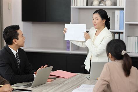 새로운 프로젝트를 진행하는 전문 사업가들의 협업 프로세스 브레인스토밍 아이디어와 함께 서류 작업과 컴퓨터 프레젠테이션을 사용하고 동료와 사무실 회의 개념에서 함께 작업 25