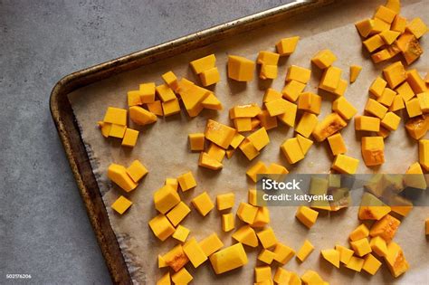 깍둑썰기한 버터넛 스쿼시 큐브 On 양피 종이 Lined 베이킹 트레이 2015년에 대한 스톡 사진 및 기타 이미지 2015년 가정 주방 가정의 방 Istock
