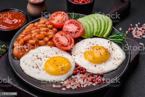 계란 후라이 토마토 아보카도를 곁들인 맛있는 영양가 있는 영국식 아침 식사 0명에 대한 스톡 사진 및 기타 이미지 0명 건강한 식생활 계란 노른자 Istock