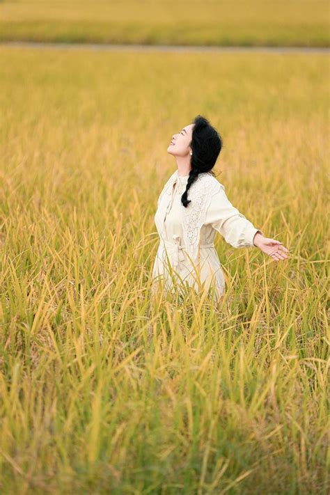 9个拍照姿势，简单易学，荒草地也能拍好看照片 知乎