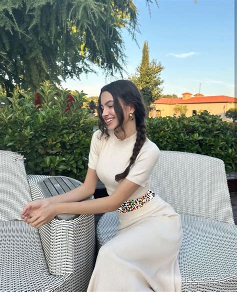 چرا این بازیگر مشهور ترک از بالا لختی و تابستانی پوشیده و از پایین