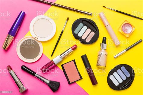 전문 메이크업 도구 평면도 플랫 레이 아름다움 장식 화장품 메이크업 브러쉬 세트 및 테이블 배경에 컬러 아이 섀도우 팔레트