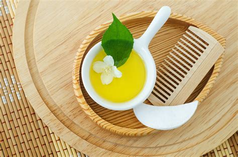 화장품 아로마 오일 면 패치 나무 헤어 브러시와 흰색 재스민 꽃작은 흰색 그릇 천연 피부와 헤어 케어 수제 스파 및 뷰티 트리트먼트 레시피 상단 보기 복사 공간 0명에 대한