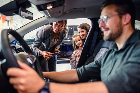 가족이 새 가족 차량을 선택할 수 있도록 도와주는 자동차 대리점 판매원 차에 대한 스톡 사진 및 기타 이미지 차 판매 관련 직업 세일 Istock