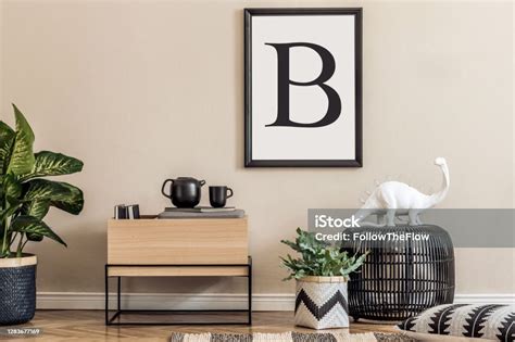 모의 포스터 프레임 디자인 나무 콤모드 가구 장식 및 우아한 액세서리가있는 Japandi 거실 인테리어 템플릿 홈 장식의 세련된 개념 재팬디에 대한 스톡 사진 및 기타