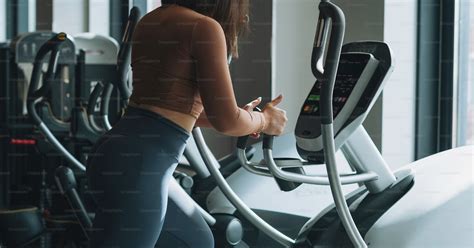 피트니스 클럽 체육관에서 심장 장비를 위한 젊은 갈색 머리 여자 훈련 사진 Unsplash의 체육관 이미지