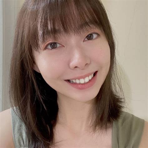 在產檯上終於擠出女兒 （沈浸感動中～） 醫師邊縫線邊質問我們 為什麼不打無痛 你們是想省錢嗎！？ 先生激動解釋： 不是啦！ 我有叫她打，但是我