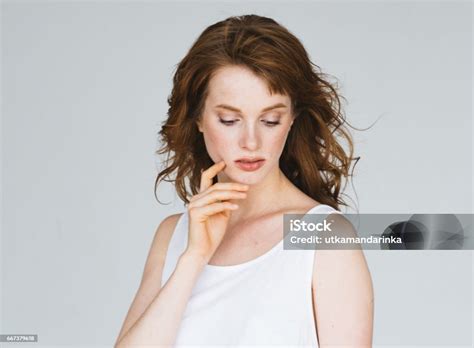 길고 빛나는 물결 모양의 머리와 갈색 머리 여자 소녀 곱슬 헤어스타일 자연 초상화와 아름 다운 모델 갈색 머리에 대한 스톡 사진 및 기타 이미지 Istock