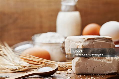 신선한 효 모 고 나무 식탁에 제빵에 대 한 재료 빵 또는 피자를 준비 갈색에 대한 스톡 사진 및 기타 이미지 갈색 고풍스런 곡초류 Istock