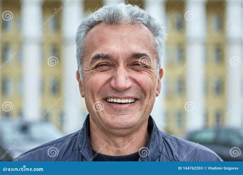 Het Vrolijke Gezicht Van Een Man Van Middelbare Leeftijd Ouder Dan 50
