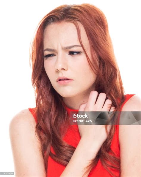 1 819 세의 초상화 1819 세 아름 다운 빨간 머리 백인 젊은 여자 앞의 젊은 여성 십대 소녀 앞의 흰색 배경 착용