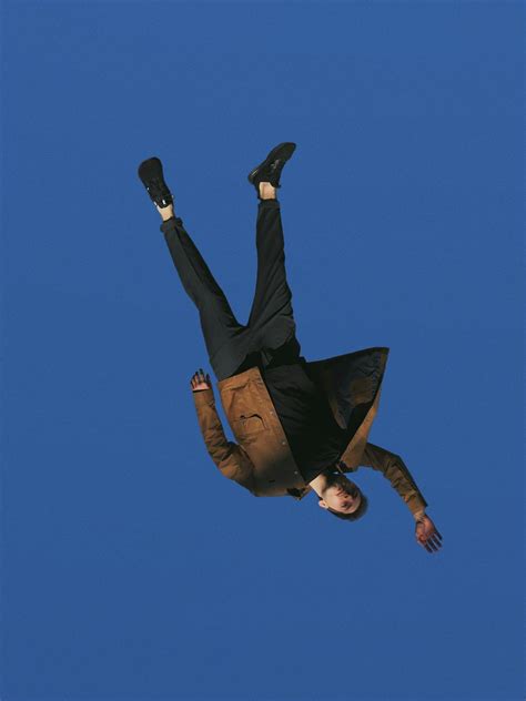 갈색 자켓 갈색 코트 거꾸로 된 고요한 공중 공중 부양 균형 꿈 같은 날으는 남성 남자 낮 다이나믹한 대조 독특한 관점 떠 있는 떨어지는 맑은