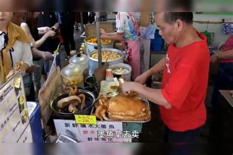 大叔卖秘制卤水大墨鱼一只40斤卖光没有35元一份顾客排队抢 顾客 大叔