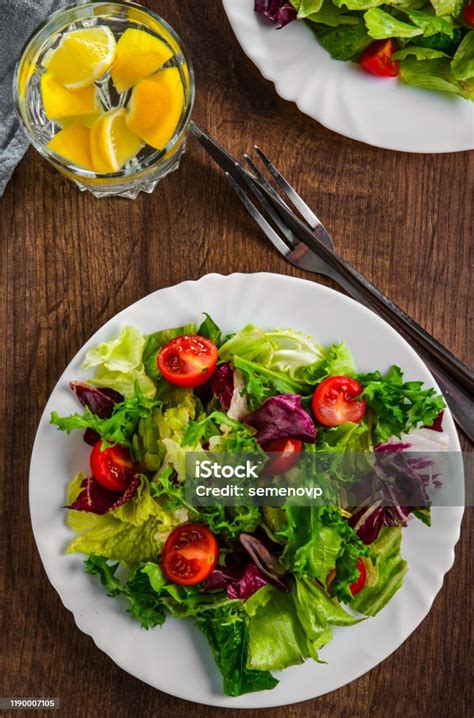 나무 배경에 흰색 접시에 토마토와 다양한 신선한 믹스 샐러드 잎 0명에 대한 스톡 사진 및 기타 이미지 0명 개체 그룹 건강한 생활방식 Istock