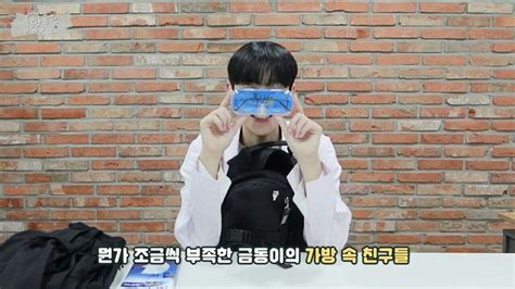금동현 금동이의 가방 속을 파헤쳐 보는 시간👀🎒 Keumdong Lab Coat Coat Fashion