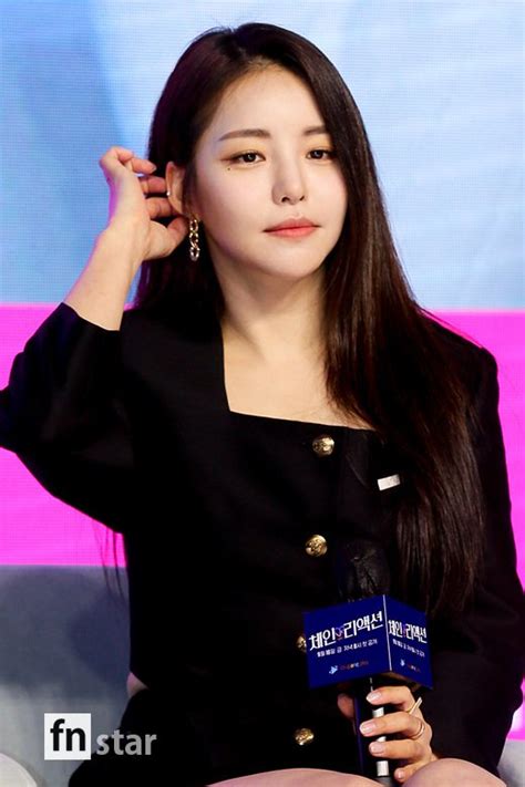포토 브레이브걸스 유정 머리결 넘기며 헉스
