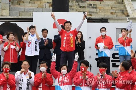 지지 호소하는 김용남 수원시장 후보 연합뉴스