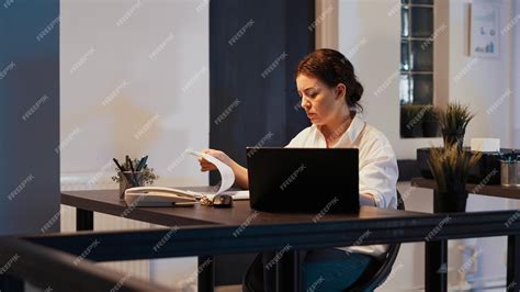 Premium Photo Office Worker Analyzing Financial Data And App