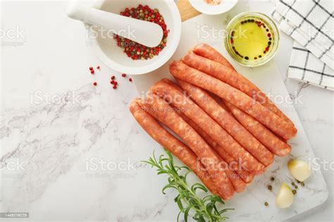 고기 쇠고기 소시지 흰색 배경에 요리하기 위한 향신료 야채 및 재료를 곁들인 생 바베큐 소시지 평면도 공간을 복사합니다 옥토버 페스트 메뉴 개념입니다 가루로 빻은에 대한