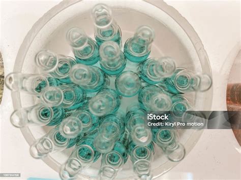 주사용 유리 의료 앰플 바이알 약은 암풀라에 있는 수성 용액을 가진 건조 백색 약 페니실린 분말 또는 액체입니다 닫습니다 백그라운드 그레이에 알루미늄 캡병 앰프 대규모 개체