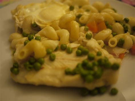 Cozinha Ponto Come Massa De Peixe Ervilhas E Ovos Escalfados