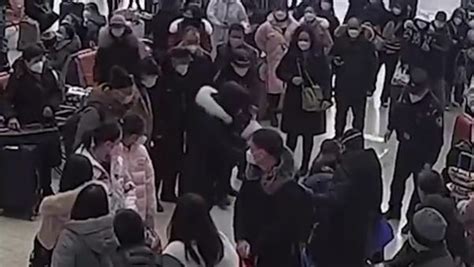 旅客候车时突发疾病众人紧急救助化险为夷 关键帧 澎湃新闻 The Paper
