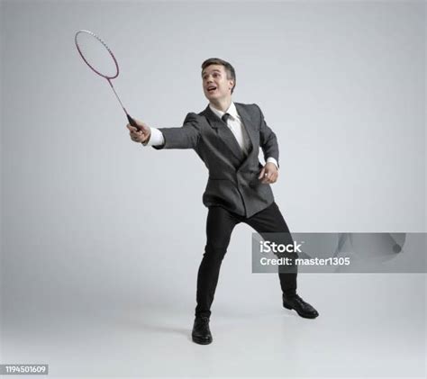 백인 남자 에 사무실 옷 연극 배드민턴 고립 에 회색 스튜디오 배경 감정에 대한 스톡 사진 및 기타 이미지 감정 건강한 생활방식 경영자 Istock