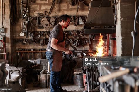 대장장이 남자 철 건설 철강 제조 공정 또는 생산 산업의 금속 작업장에서 불꽃과 위조 주조 공장 핸디맨 또는 육체 노동 노동자는 산업 공장 공구를 금형 건축하기에 대한 스톡