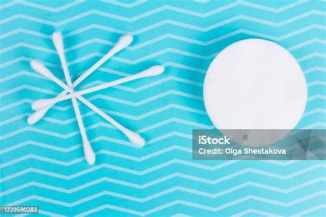 흰색 면 화장 스폰지와 파란색 배경에 귀 스틱 맨 위 보기 공간을 복사합니다 0명에 대한 스톡 사진 및 기타 이미지 0명 거울 관능 Istock