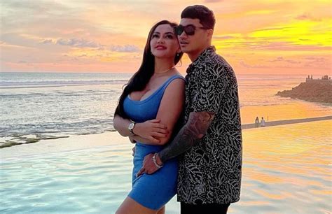 Sisca Mellyana Pelukan Manja Di Pinggir Pantai Netizen Mami Apem Pamer Pacar Okezone Celebrity