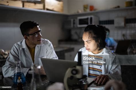 학교 나 대학의 실험실에서 공부하는 학생 특별한 도움이 필요한 사람을 포함 십대 소년에 대한 스톡 사진 및 기타 이미지 십대