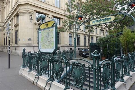 박진배의 공간과 스타일 161 파리 지하철 입구