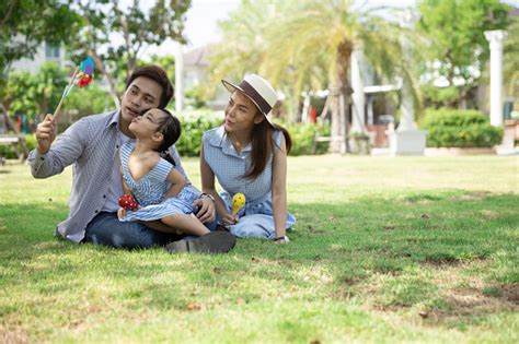 행복한 아시아 가족입니다 자연 광선 배경의 공원에서 아버지 어머니와 딸 가족 휴가 개념입니다 3 명에 대한 스톡 사진 및 기타 이미지 Istock