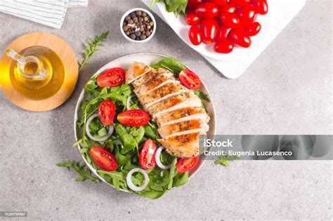 구운 치킨 필레 고기 신선한 야채 시금치 루콜라 붉은 양파 및 토마토를 곁들인 샐러드 건강한 메뉴 다이어트 음식 상단 보기 기치 0명에 대한 스톡 사진 및 기타 이미지
