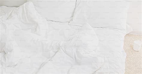 아침에 아늑한 흰색 침대 현대적인 화이트 룸의 침대에 화이트 시트와 베개 게으른 날 집에 계세요 편안한 장소 주말에는 호텔 객실에서 휴식을 취하십시오 지저분한