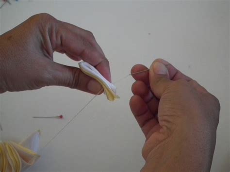 Как научиться делать цветы из ткани по технике канзаши заостренный лепесток — ЗнайКак ру