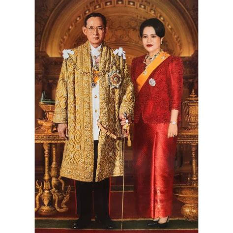 ภาพ ร 9 พระราชินี ภาพติดผนังเพื่อสักการะบูชาขนาดภาพ 15x21 นิ้ว หรือ