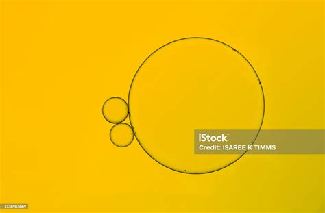 그라데이션 옐로우 조명 배경의 영향을 받아 물 창조적 인 예술 이미지와 패턴에 추상 오일 방울 0명에 대한 스톡 사진 및 기타 이미지 Istock